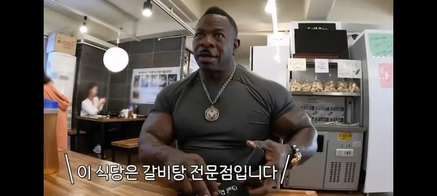 갈비탕 먹는 흑형.......jpg