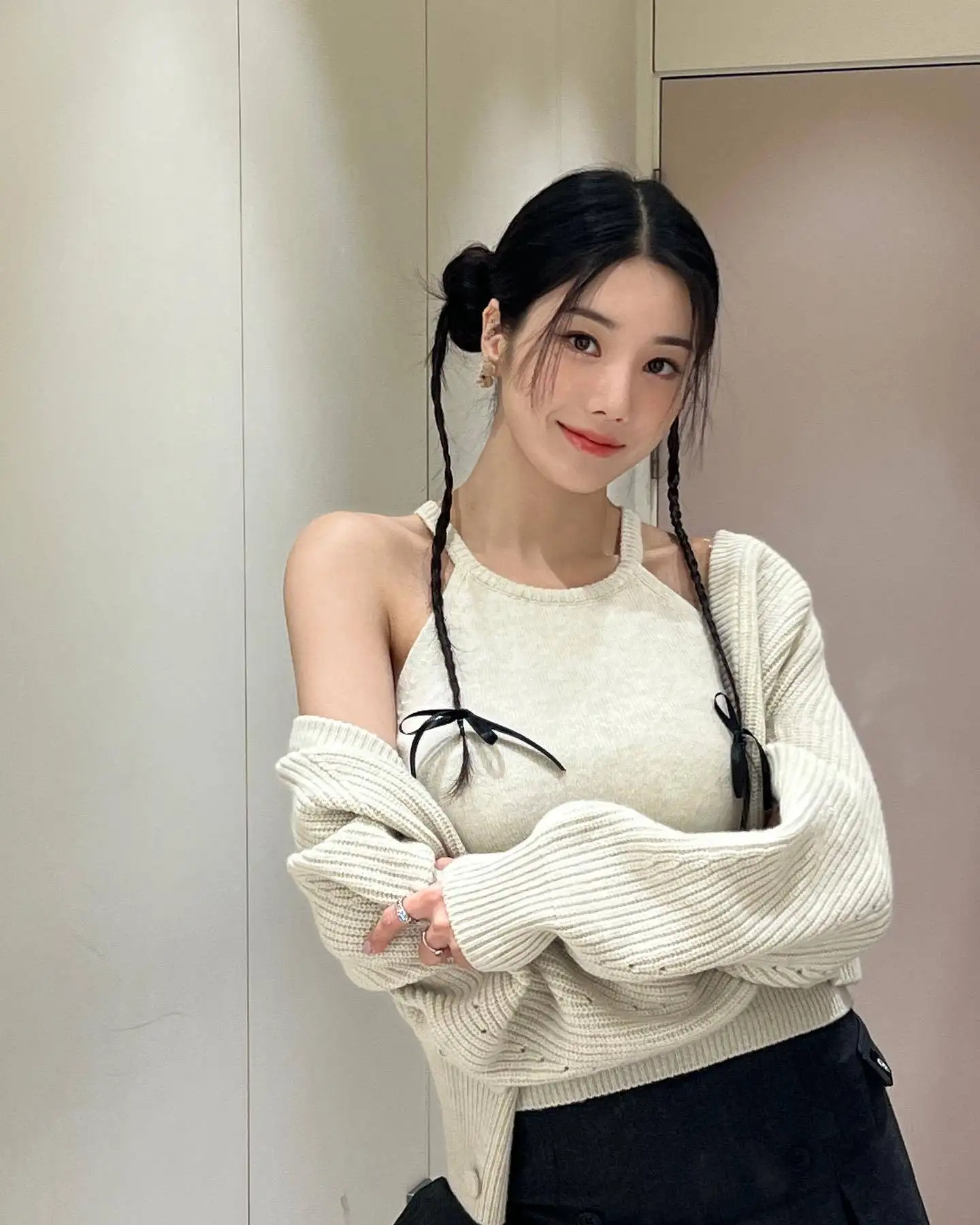 목 뒤에 타투한 권은비