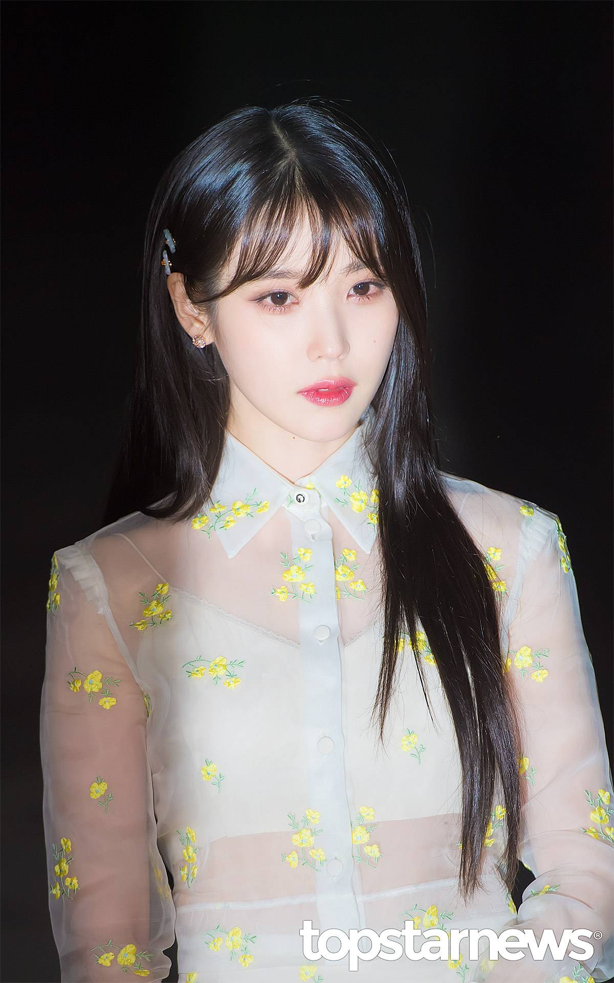 아이유 하얀시스루 왕가슴